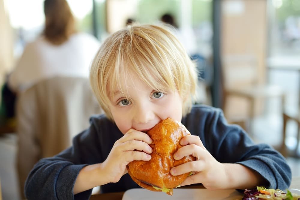 Así puedes prevenir la obesidad y el sobrepeso infantil - holadr.com.co